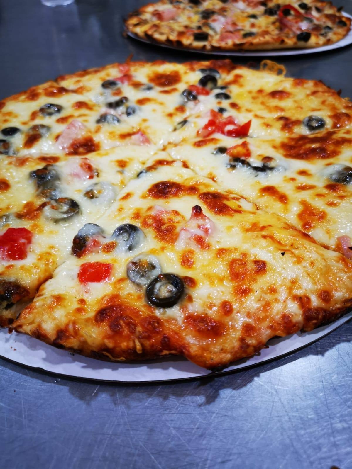Ai pofta de o pizza savuroasa care sa-ti satisfaca papilele gustative?